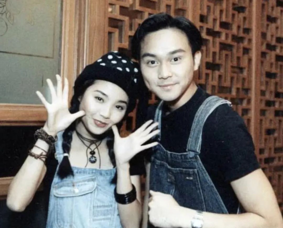 53-year-old Xu Qiuyi has a family portrait. Her son graduated from a prestigious school. She is ...