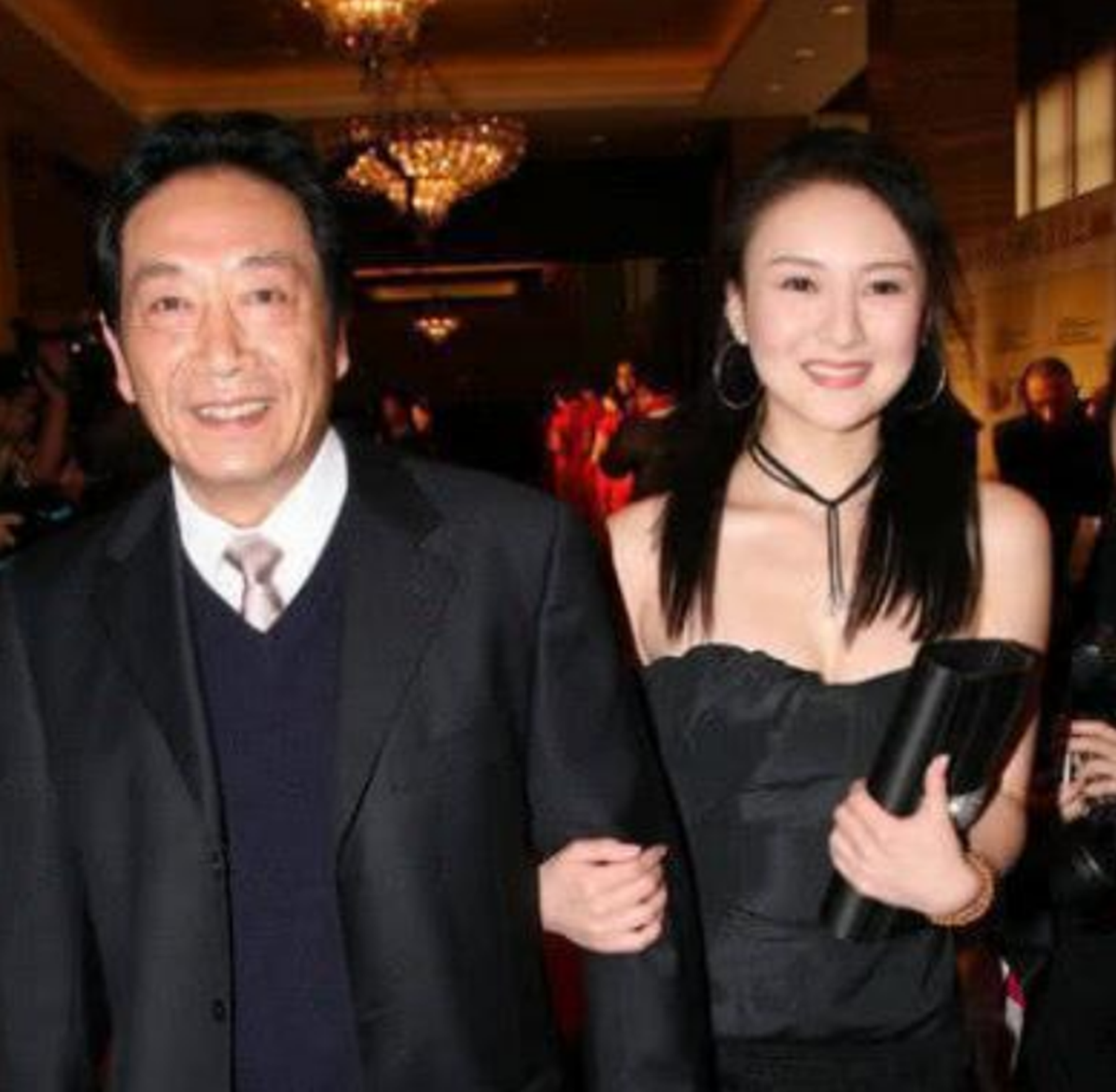 Old Opera Bone Wang Kui Rong: At 40, he went to Chinese Opera, married 37-year-old wife, still ...