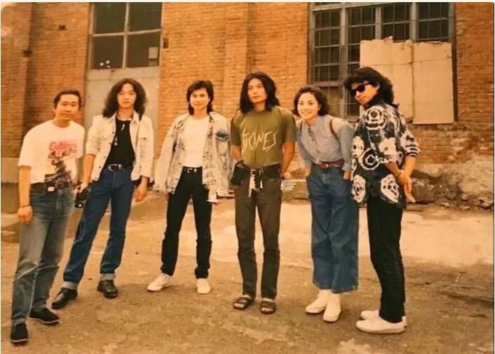 51-year-old Dou Wei appeared in a street shop, dressed weirdly like a ...