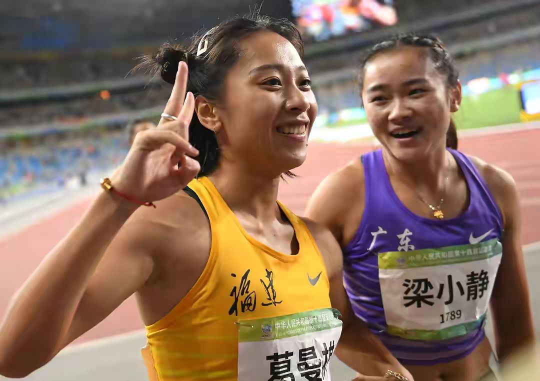 The female trapeze Ge Manqi won the gold medal in the 100-meter 200 ...