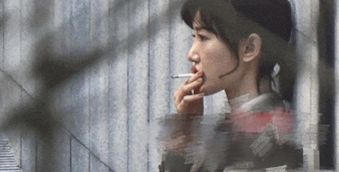 The sweetheart goddess Mao Xiaotong, smoking a cigarette is also fierce ...