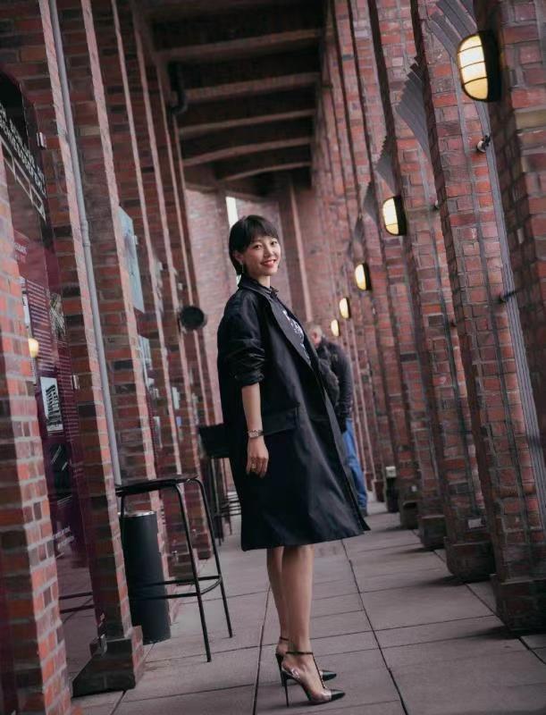 Bai Baihe's short hair style is really western, and she wears a trench ...