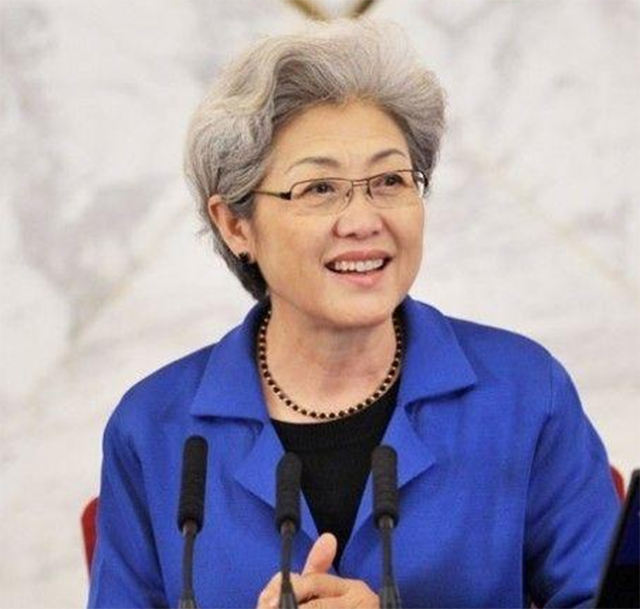 What kind of legendary life Fu Ying, who dropped out of school at the ...