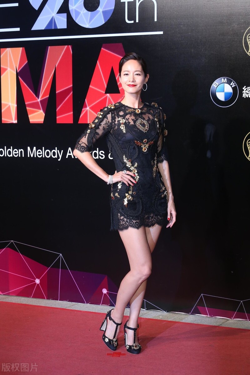 Janet Xie Yifen: Lace skirt shows beautiful legs - iNEWS