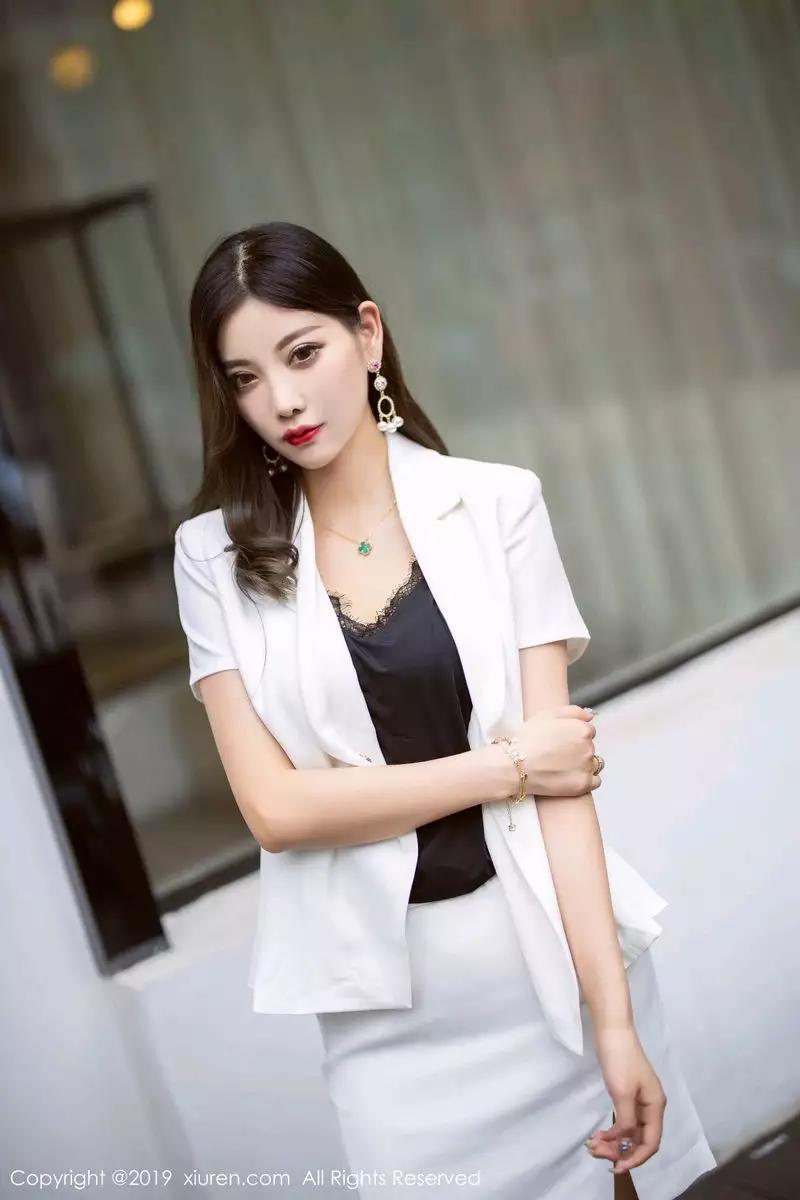 Yang Chenchen becomes a professional woman - iNEWS