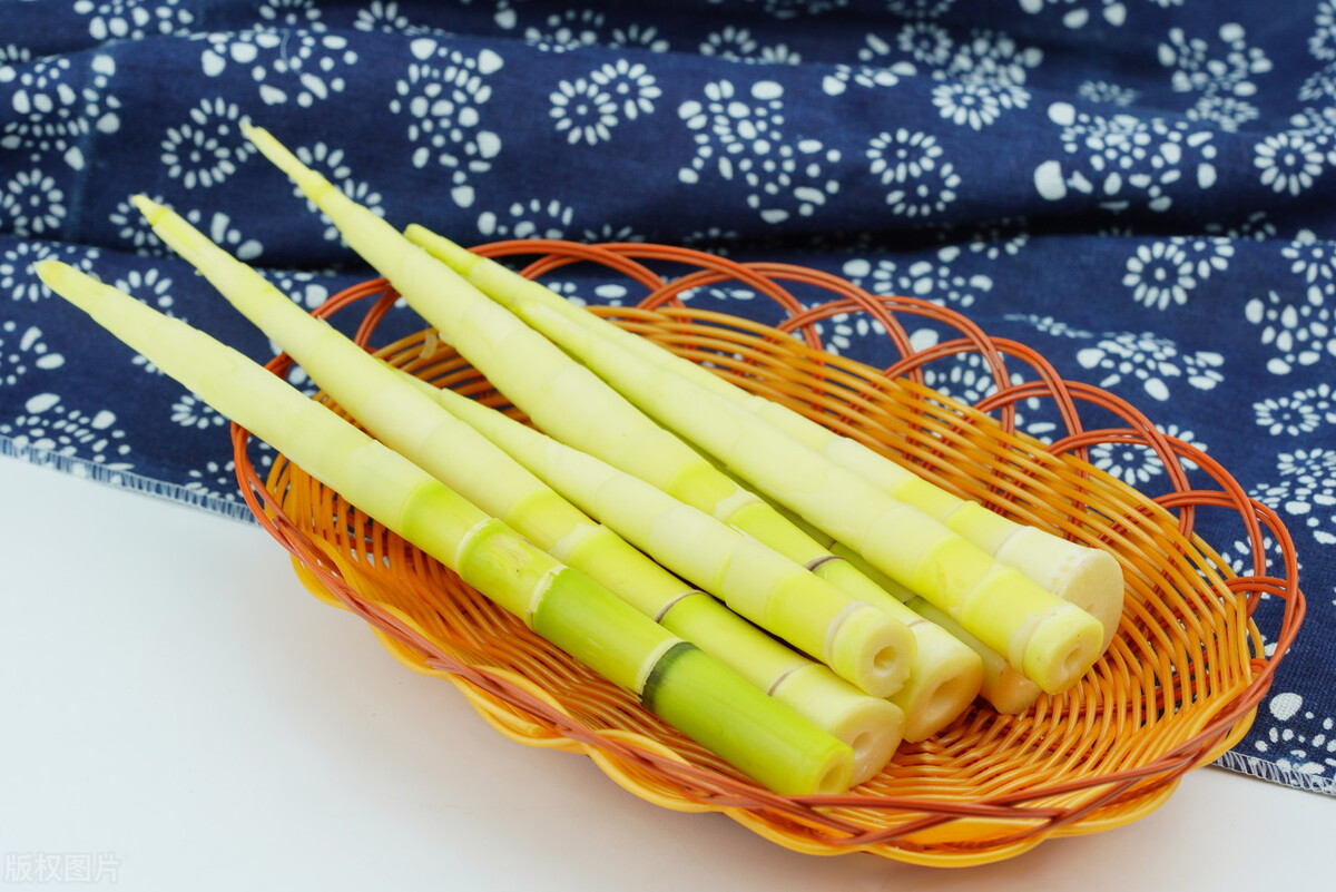 Soak the dried bamboo shoots directly in water?No wonder it's hard and ...