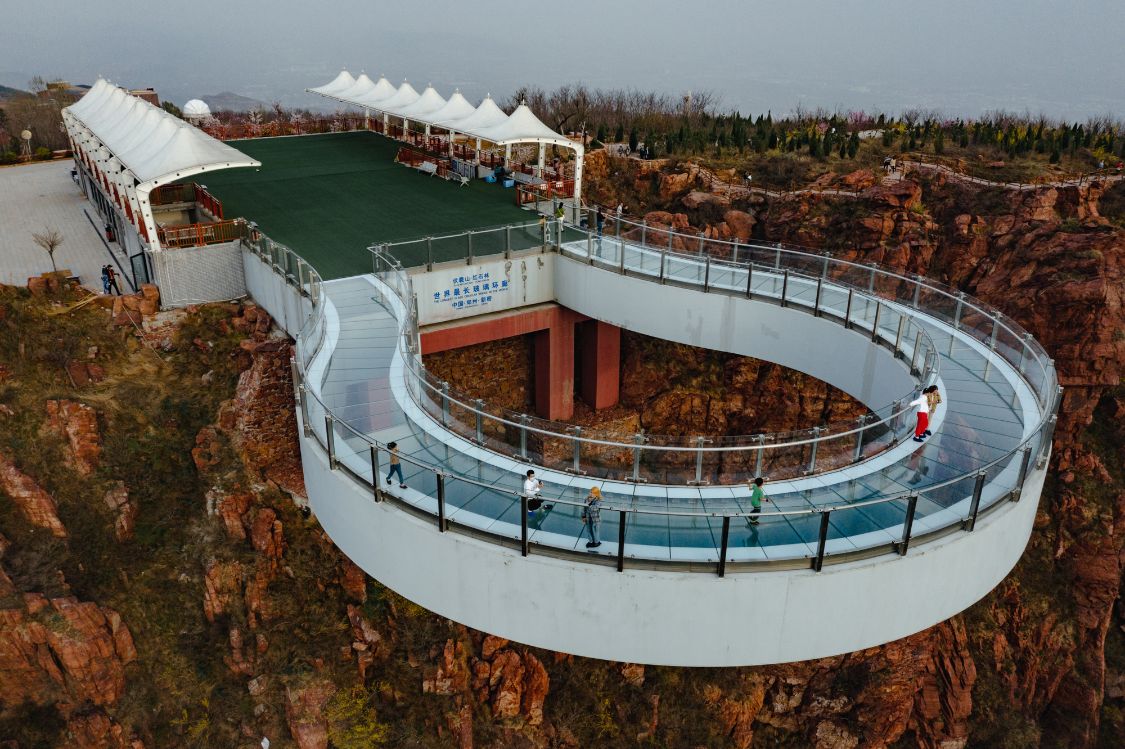 An hour's drive from Zhengzhou to the Red Stone Forest in Fuxi Mountain ...