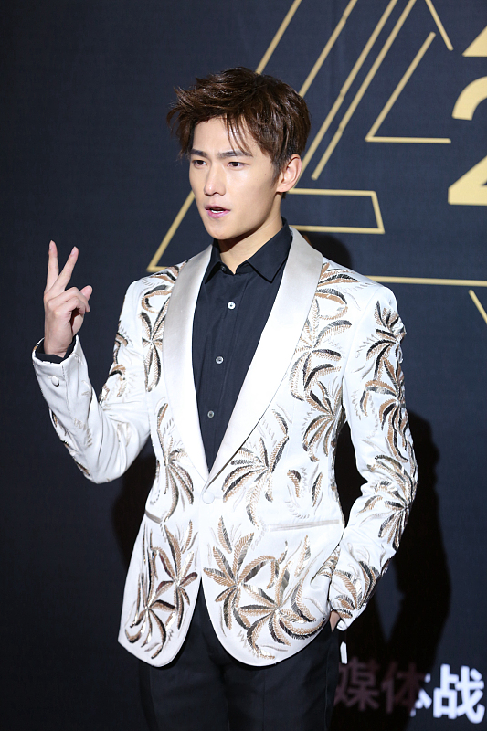 Men are too eager to wear suits like this, Yang Yang looks good in ...