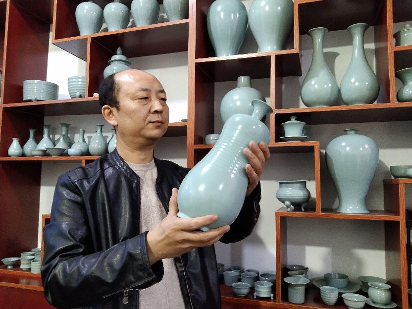 Zhao Yanlin: Focus on the traditional skills of Ru porcelain, never ...