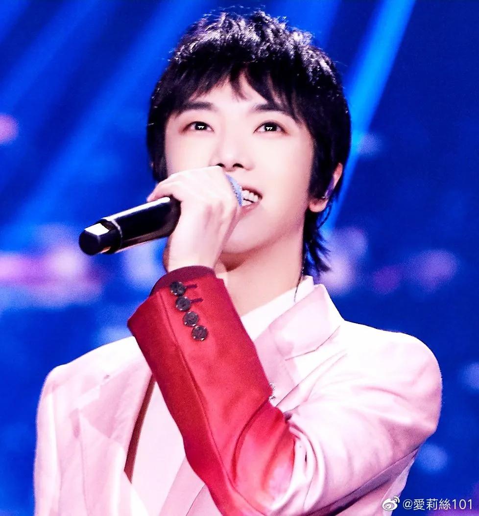 Powerful singer Hua Chenyu, with quality and gentleness engraved in his ...