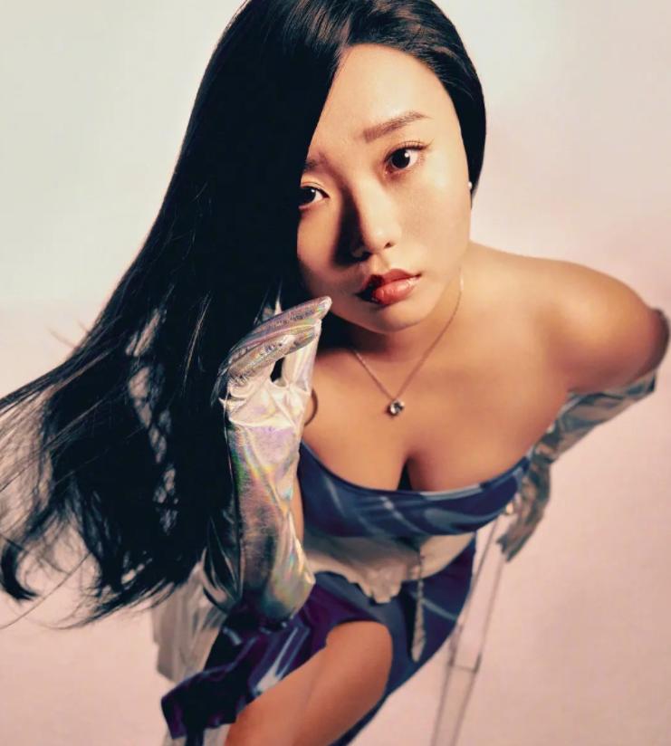 Li Xueqin's blockbuster is hotly debated. The long hair style is not like me, and the style ...