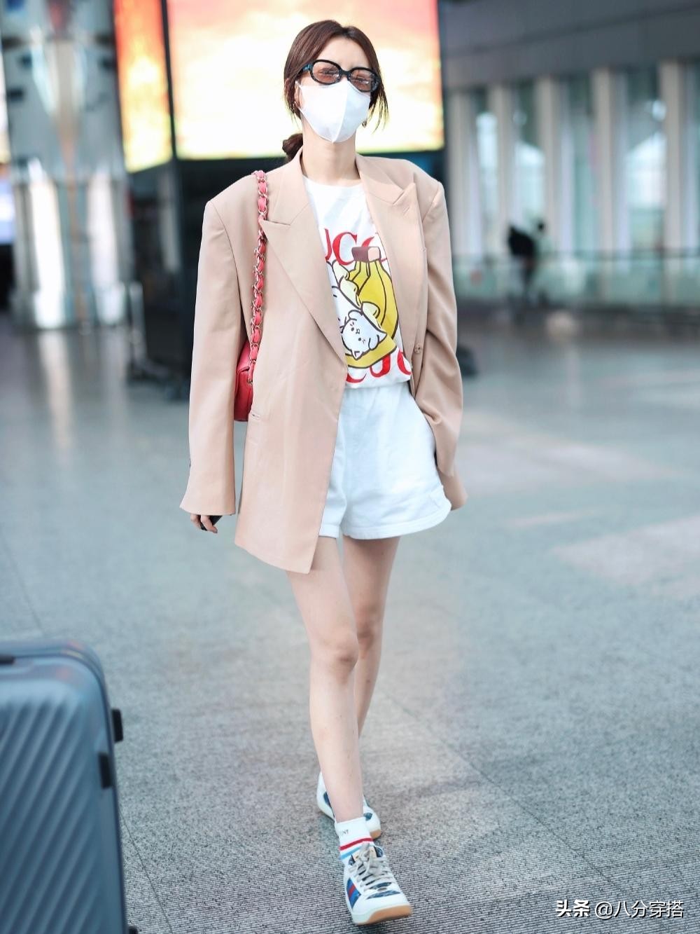 Sun Yi is showing her figure again, wearing a nude pink jacket to play ...