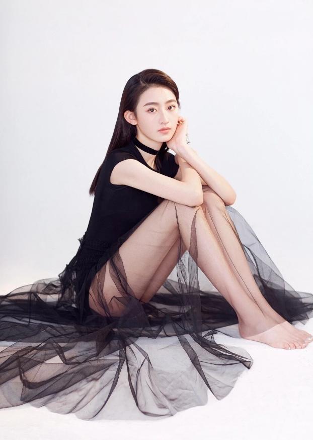 Yang Yutong became more and more bold after becoming popular. The black gauze skirt was so thin ...