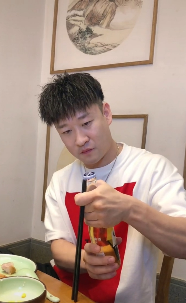 Cao Yunjin, 35, had dinner with the beautiful woman, and started ...