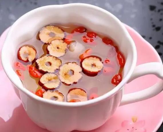 What are the benefits to the body if men drink "medium berry soaking in ...