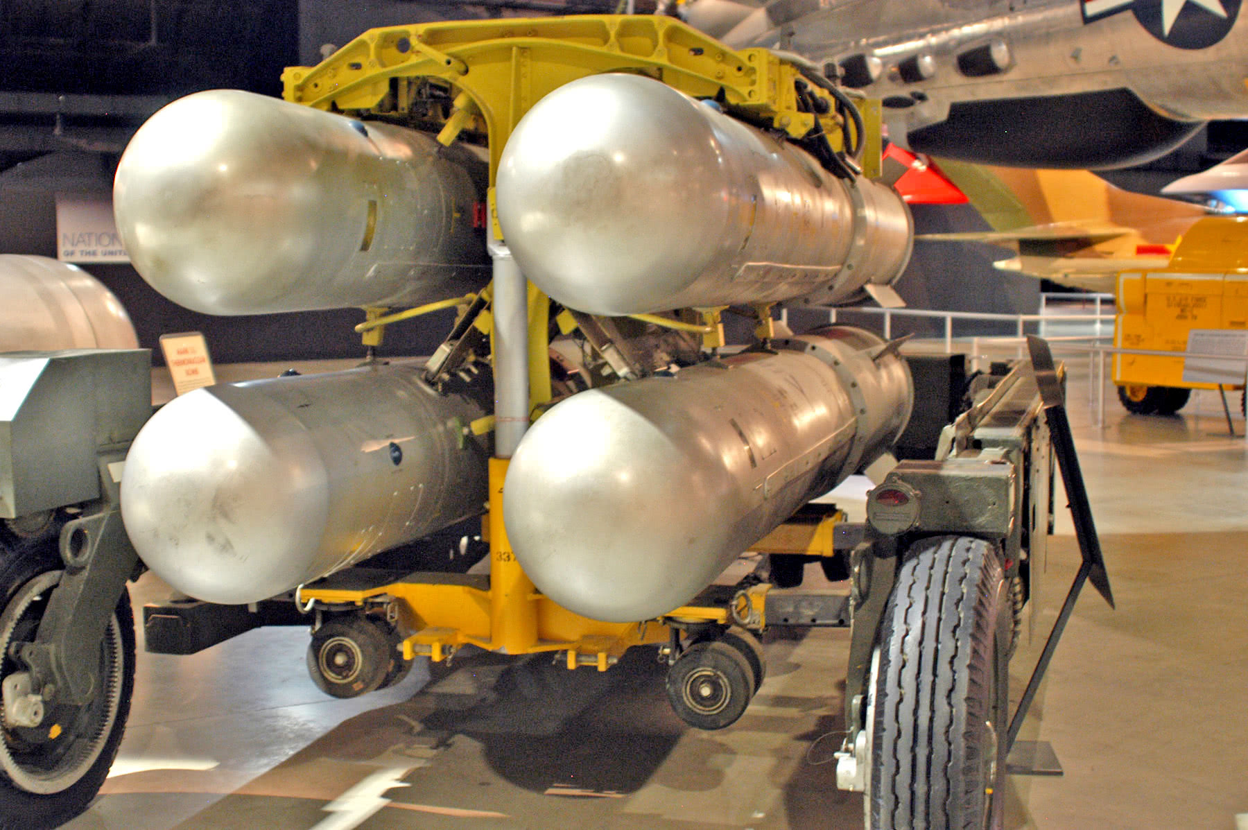Assemble 200 fifth-generation aircraft to prepare 800 nuclear bombs to ...