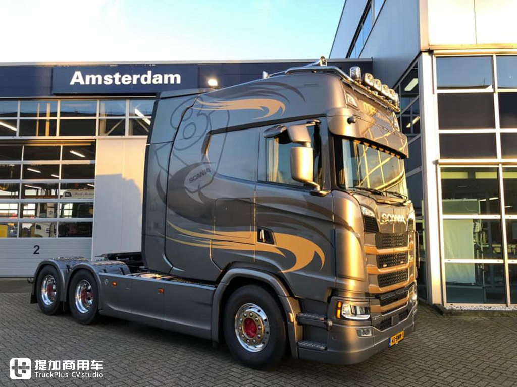 The cab is extended by 1 meter and the interior is super luxurious ...