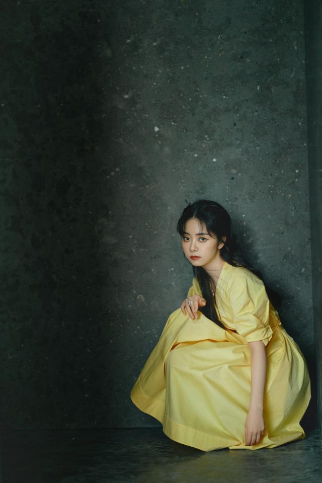 Tan Songyun is wearing the right one again, dressed as a fugitive ...