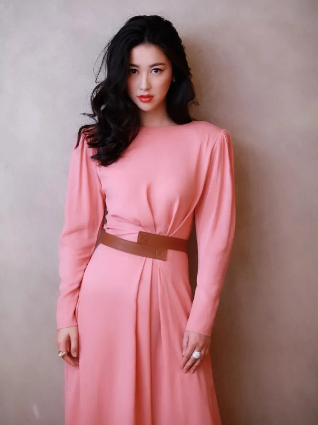37-year-old Zhu Zhu has a hot body and a charming appearance. She is ...