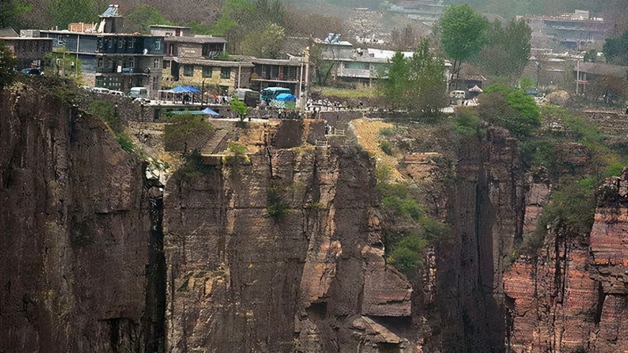 A "dangerous" village in Sichuan. It takes four hours for villagers to ...