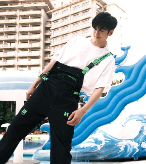 Yang Mi is enthusiastic about male artists, Zhang Yunlong posted photos ...