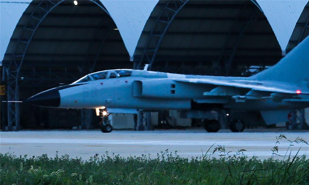 JH-7 upgraded low-visibility paint: the fuselage number is concealed ...