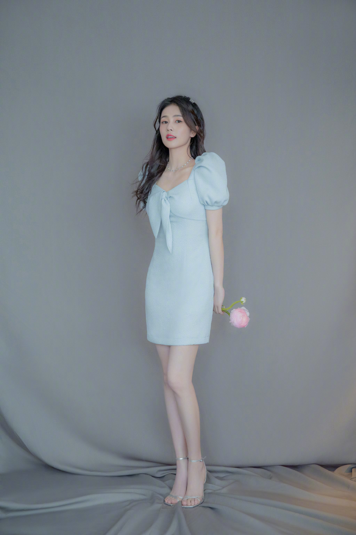 Bailu is beautiful and temperamental, wearing a light blue short dress ...