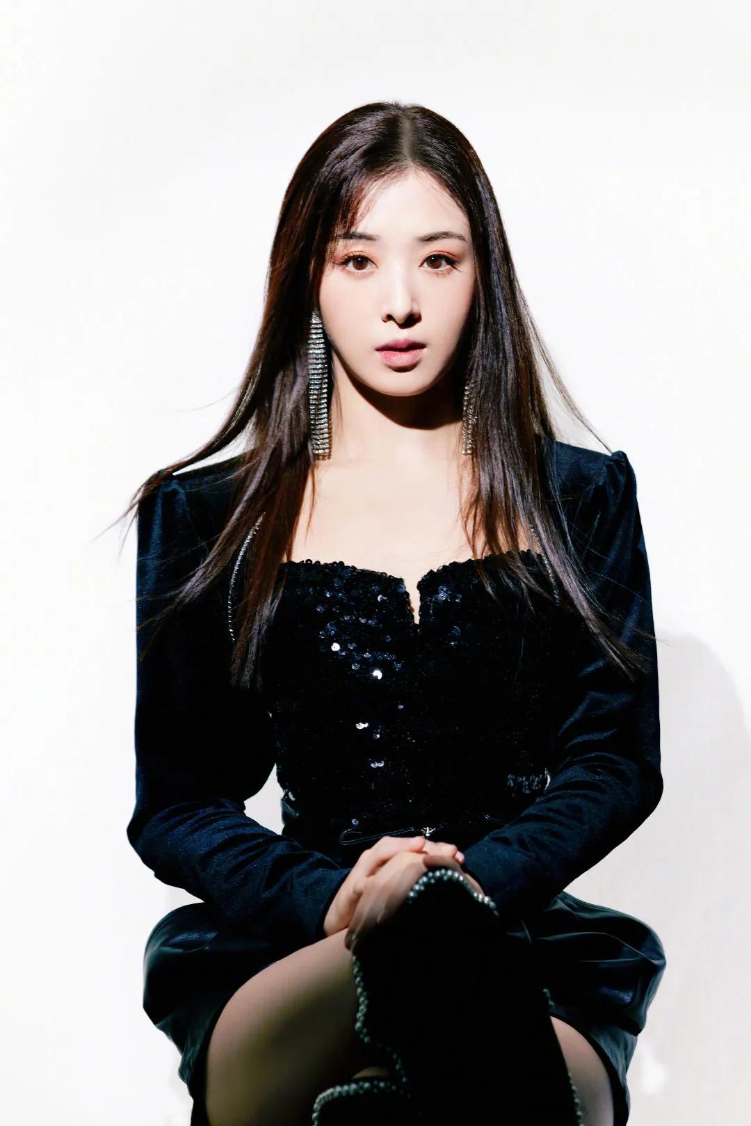 The stage photo of Miss Zhang Hanyun chic - iNEWS