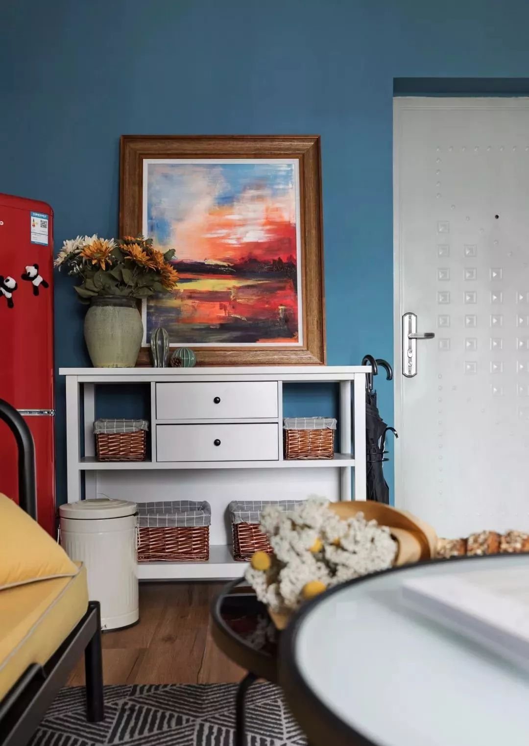 My friend's small apartment of 42 square meters, with gorgeous colors ...