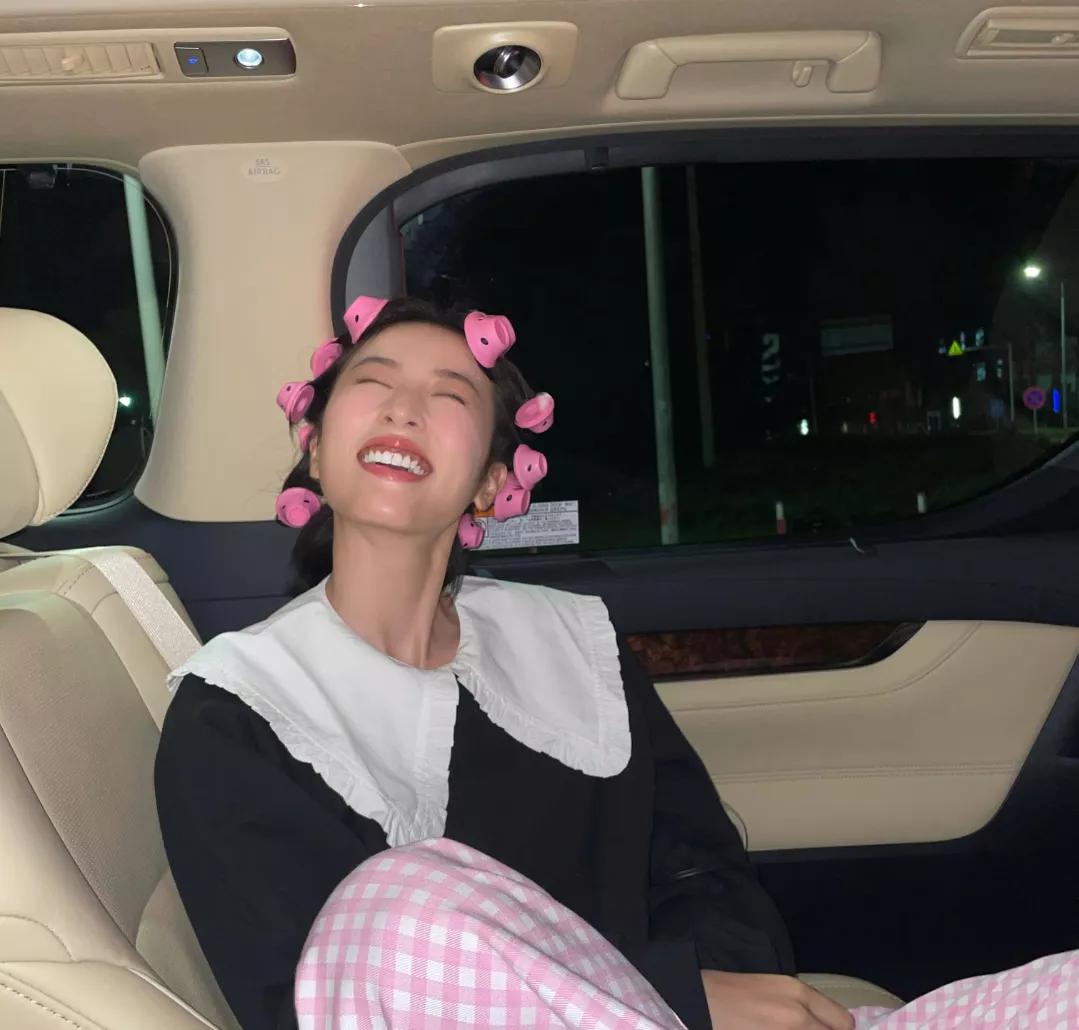 Zhou Yutong shared her curly hair. She thought it was a beautiful ...