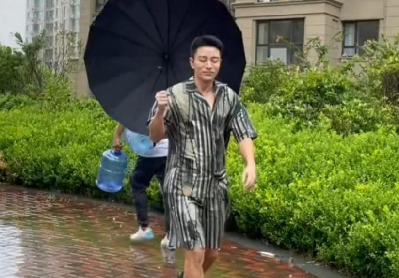 Too embarrassing!Jia Nailiang accidentally ran in slippers on a rainy ...