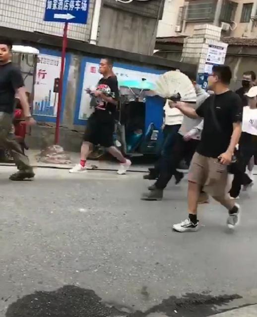 Zhang Shan wore a sweater and Guan Xiaotong was filming on a hot day ...