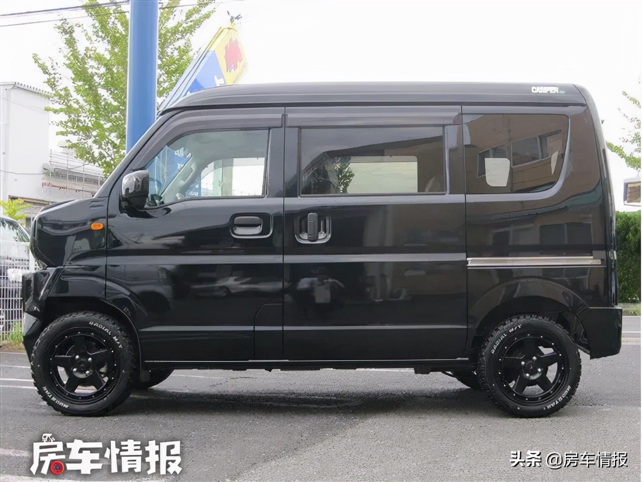 Nissan NV100 RV with four-wheel drive, with a large bed inside the mini ...