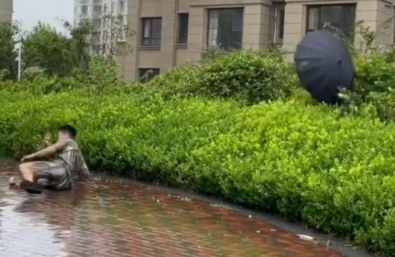 Too embarrassing!Jia Nailiang accidentally ran in slippers on a rainy ...