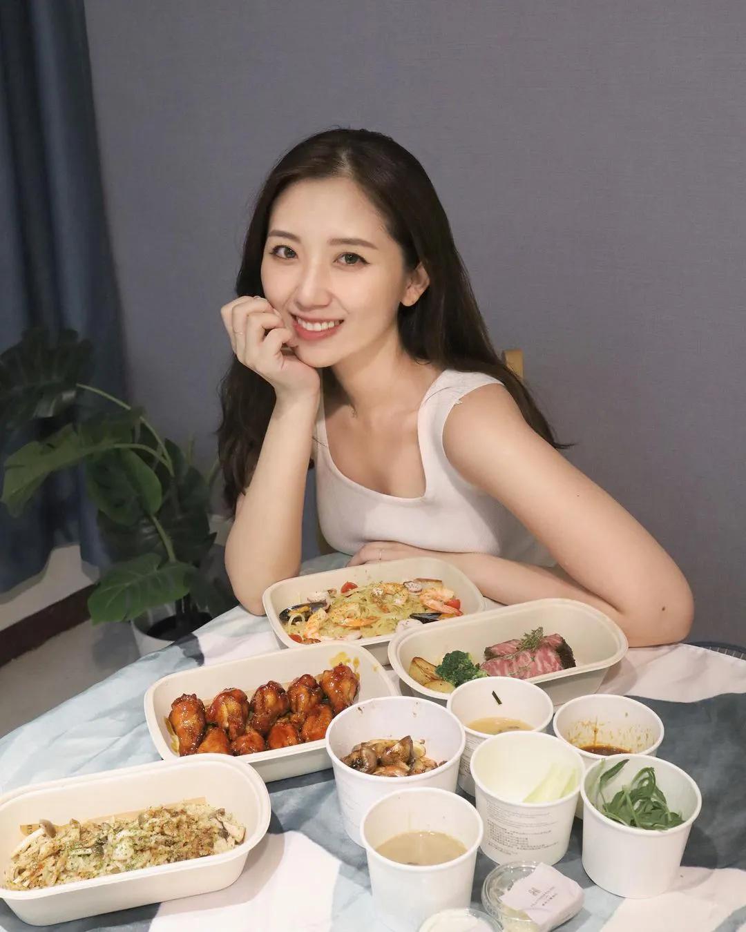 Beautiful fashion model He Zhen, with heavy colors among the flowers ...