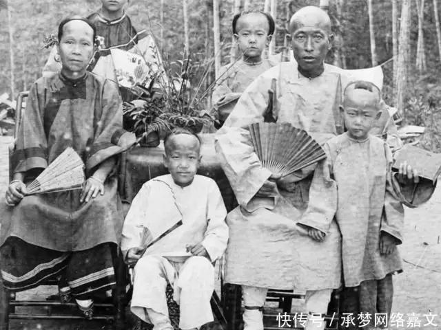 Family photo in late Qing Dynasty - iNEWS
