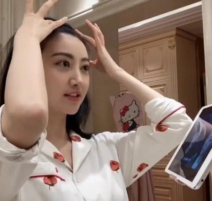 Check out the before and after makeup removal of those famous celebrities, and see who can shock ...