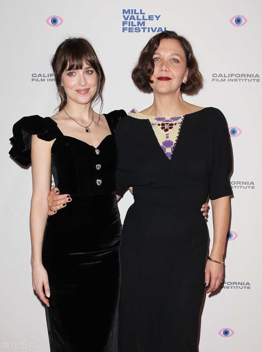 Dakota Johnson wore a black dress with intellectual elegance to attend ...