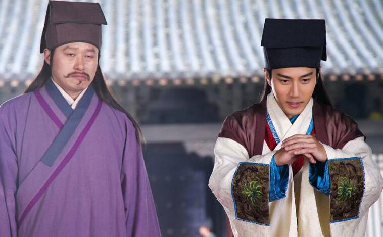 The girl gave the upper couplet: "Six-foot Ling Luo, three-foot waist ...