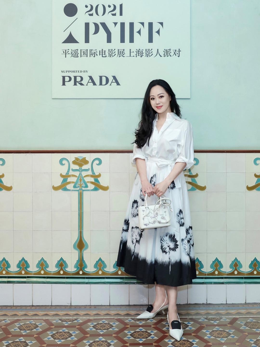 Zhang Xiaohui deserves to be a natural "ladies" face, wearing a white ...