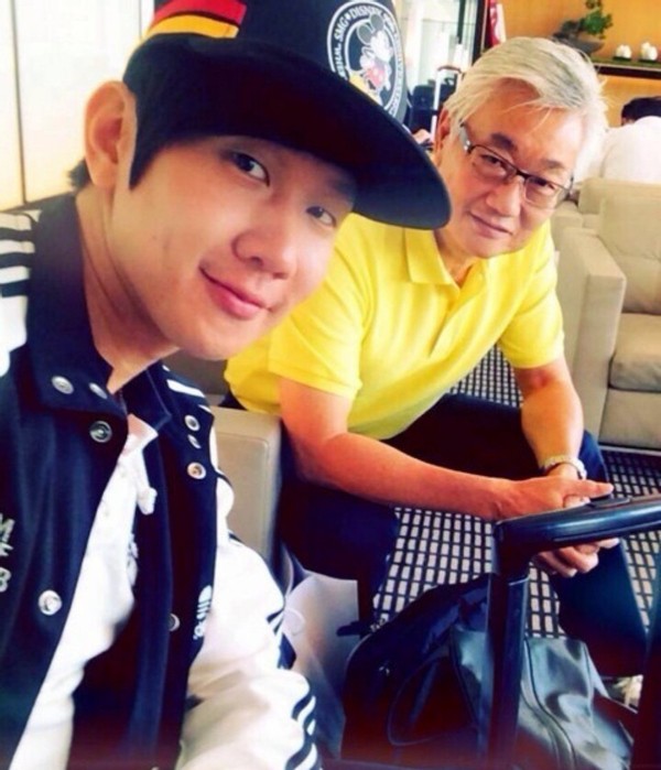 JJ Lin posted a photo with his father on Weibo, with the text: My ...