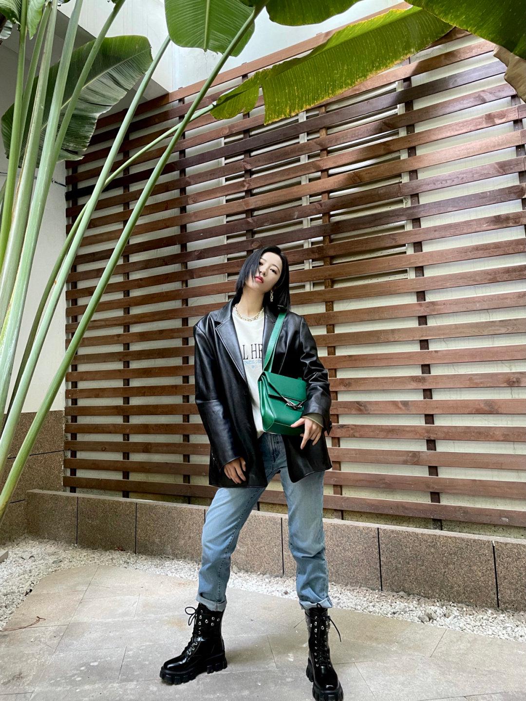 Zhou Yutong's daily private clothes update, red sweater with shirt ...