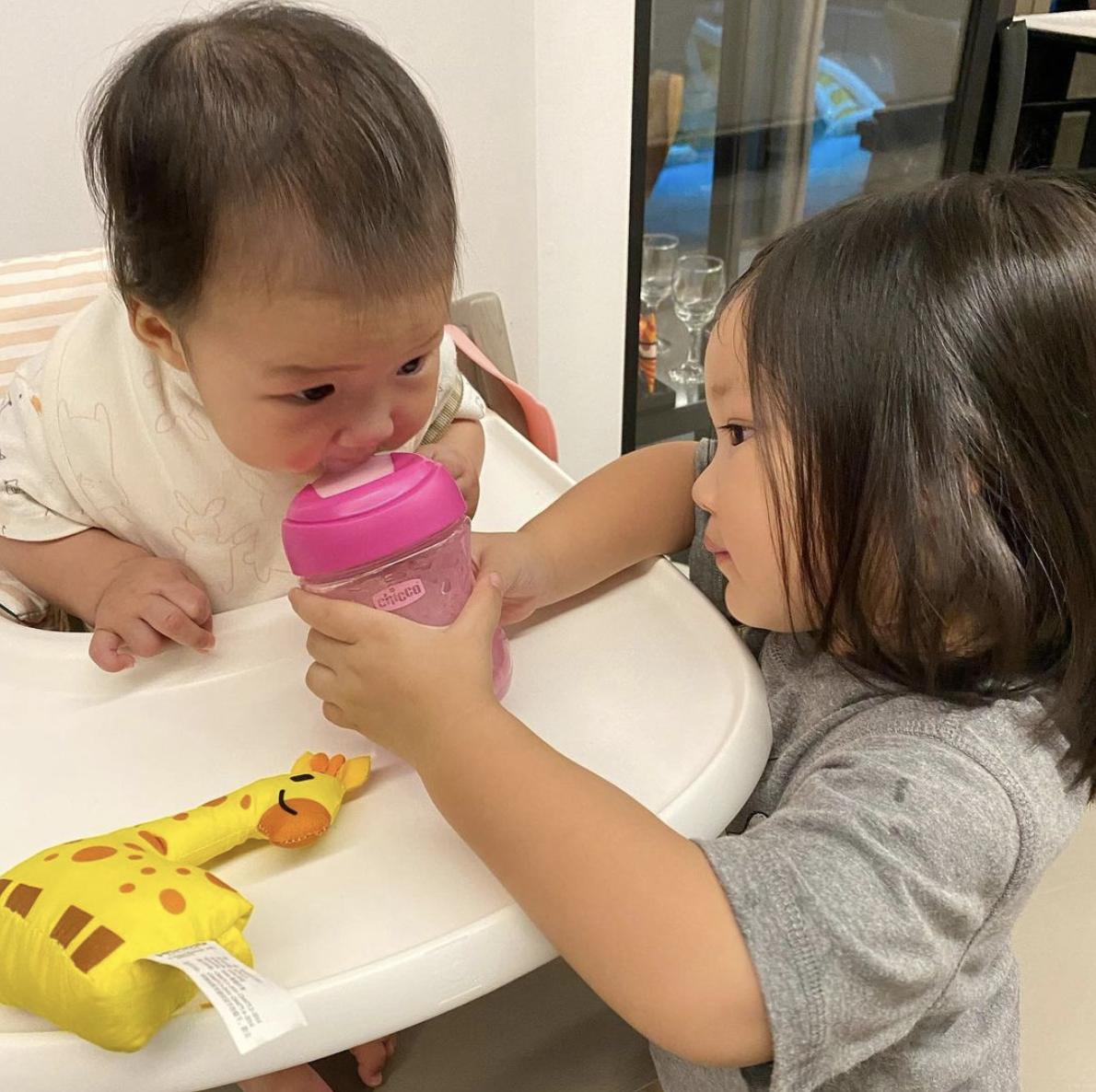 Li Ya-nan's eldest daughter feeds water to his younger sister, Gabby is ...