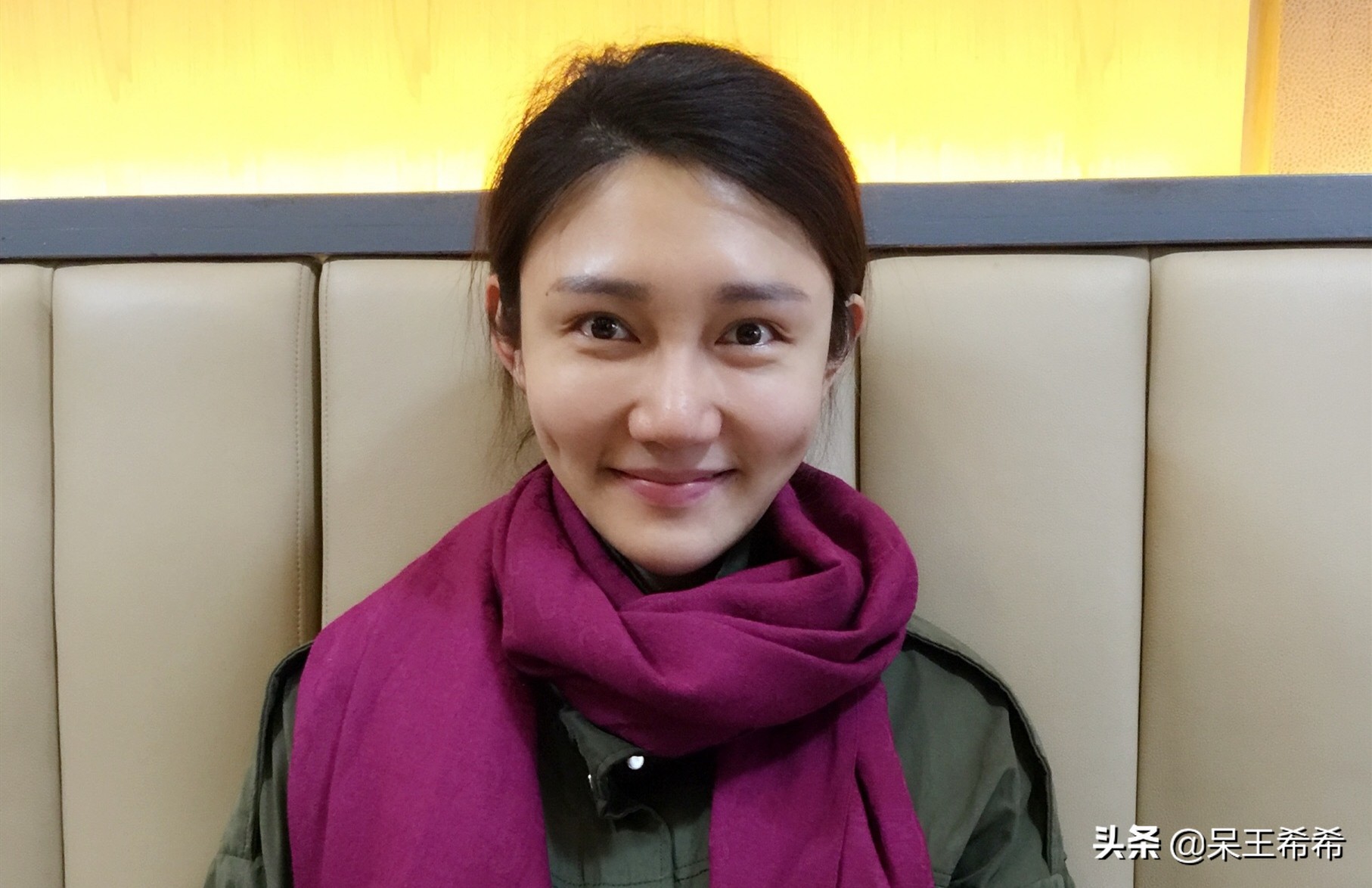 Long Yang sits as the first sister of CCTV Finance Channel, compares ...