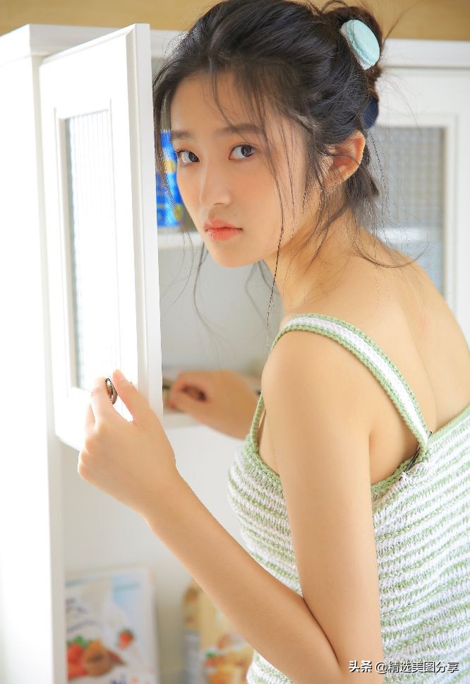 Chai Wei, known as the "powerful flower" in the post-02 entertainment circle, has beautiful legs ...