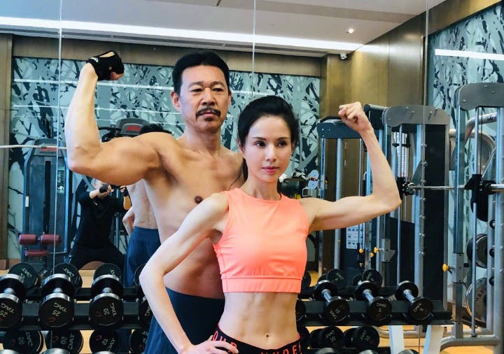 54-year-old Li Ruotong shows off his body and exposes big muscles to ...