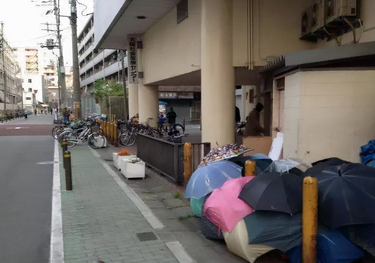 The bustling streets of Japan, but the biggest slums hide, let's take a ...