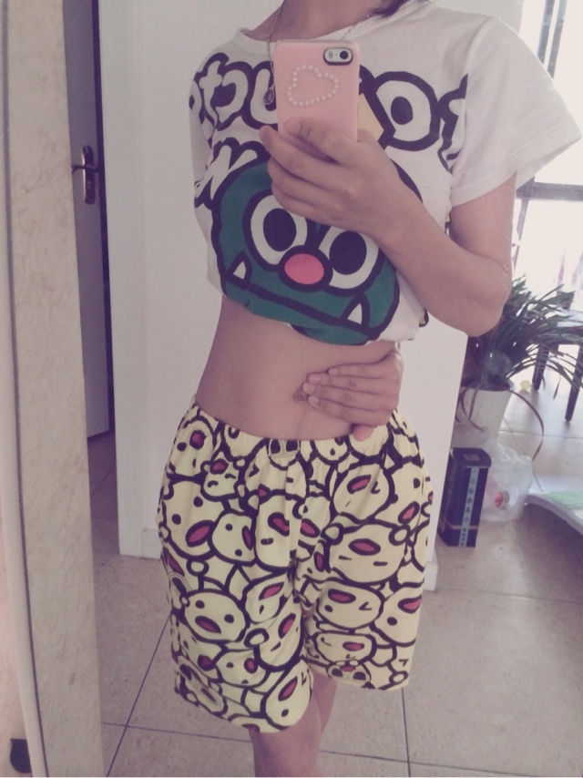 The belly button is connected to the intestine.1000 times magnification ...