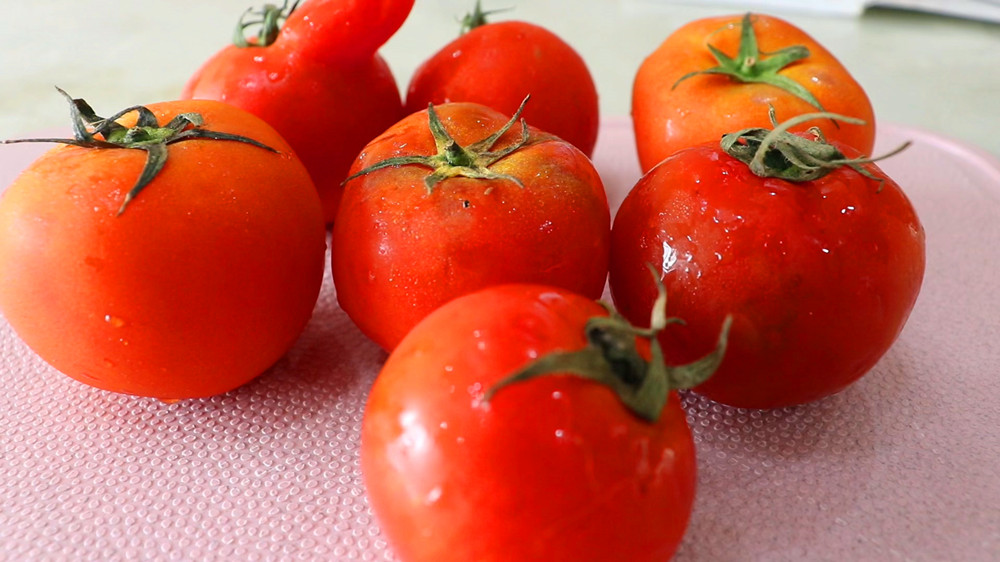 When buying tomatoes, teach you a trick. All the tomatoes you buy are ...