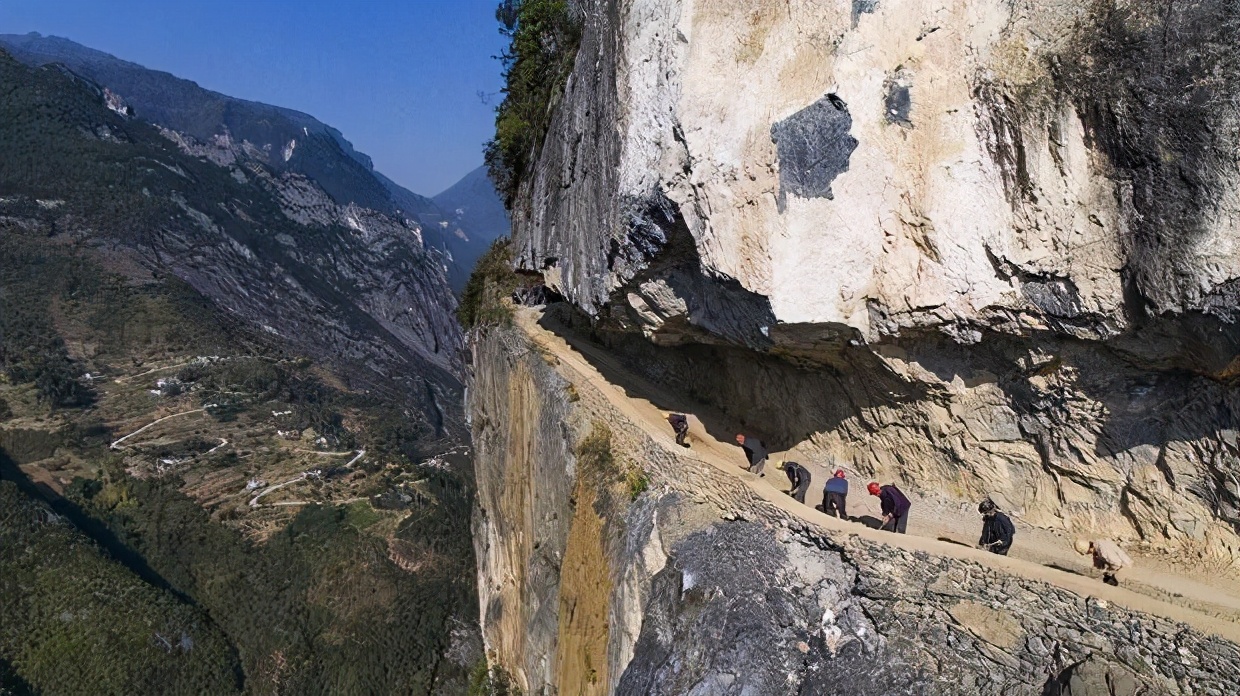 A "dangerous" village in Sichuan. It takes four hours for villagers to ...